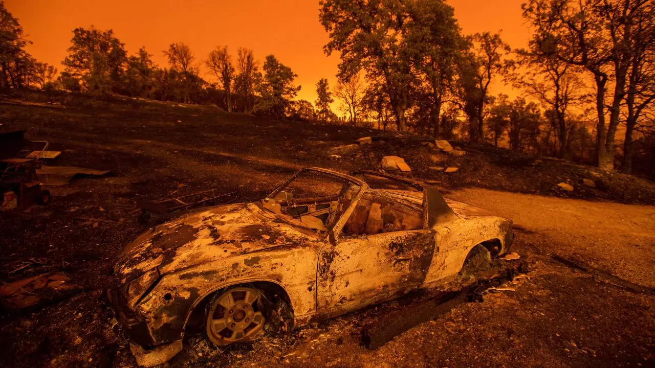 कॅलिफोर्नियाची विध्वंसक कार आग आता किमान 89,000 एकर आहे, पाच मृत आणि अधिक बेपत्ता आहेत