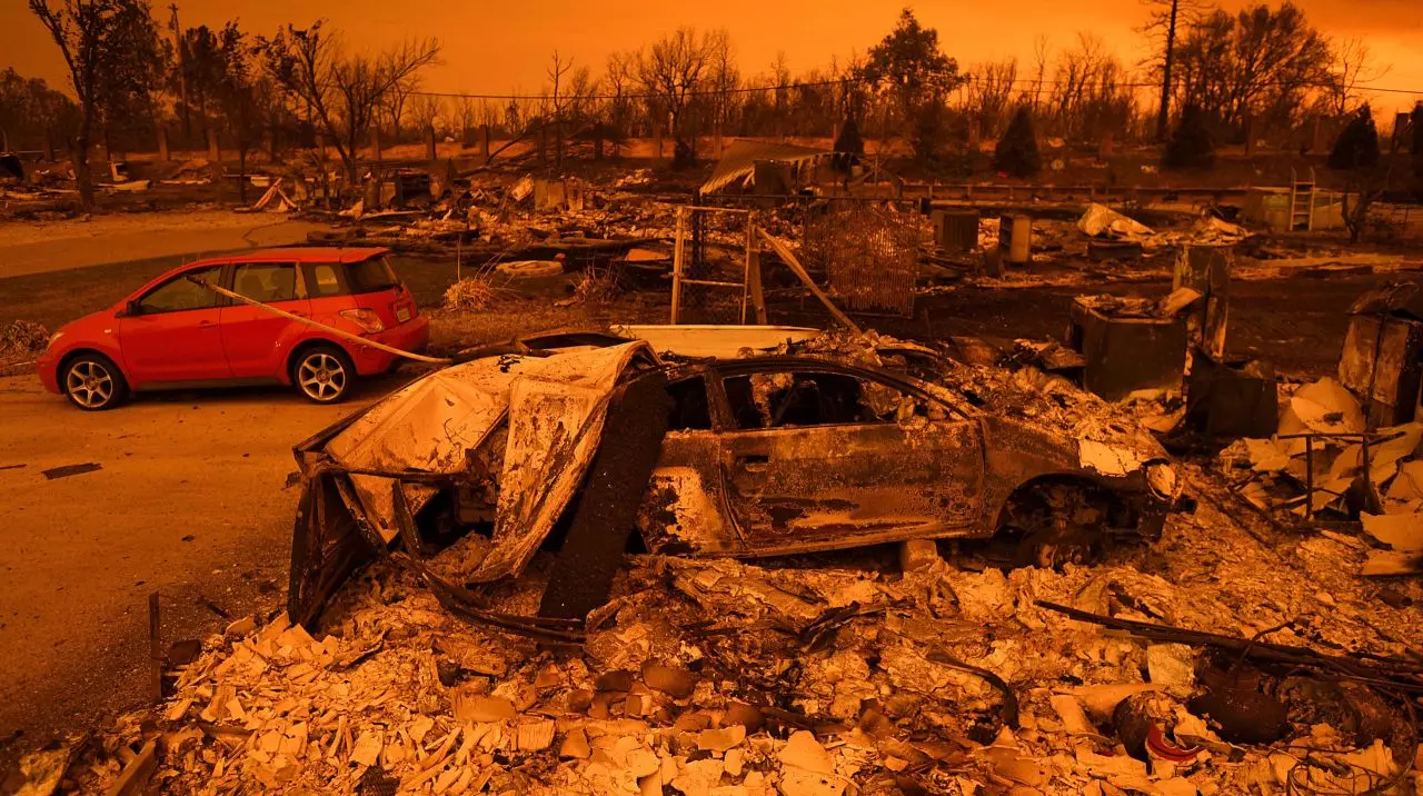 Kalifornien zerstéierende Carr Fire ass elo op d'mannst 89,000 Hektar, mat fënnef Doudeger a méi vermësst