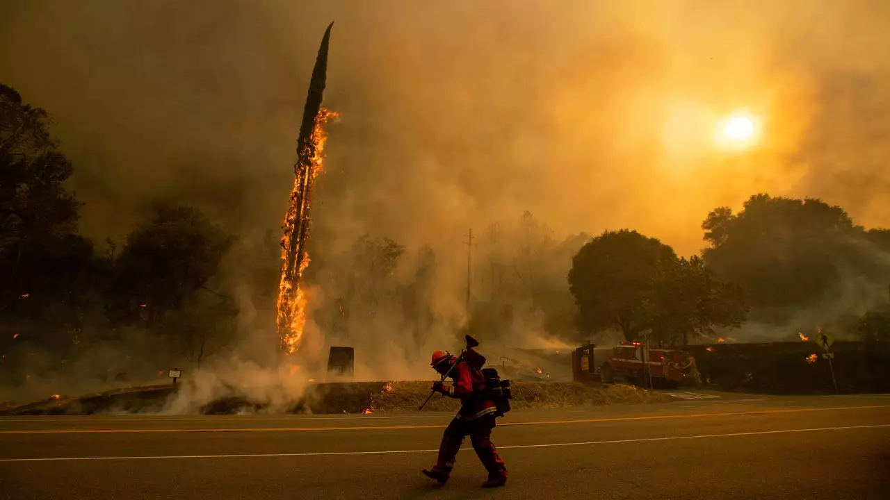 O devastador incendio de Carr en California ten agora polo menos 89.000 acres, con cinco mortos e máis desaparecidos