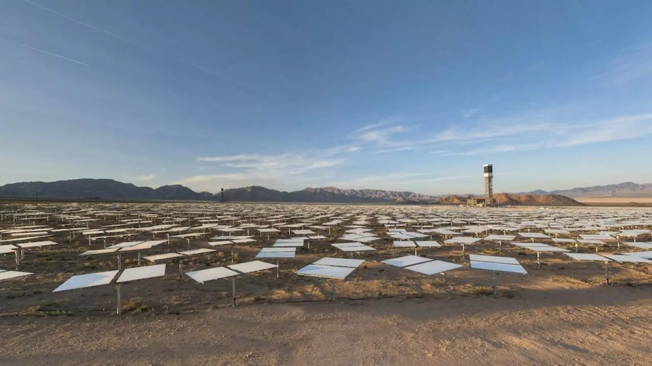 Volg een rondleiding door deze waanzinnige thermische zonne-energiecentrale