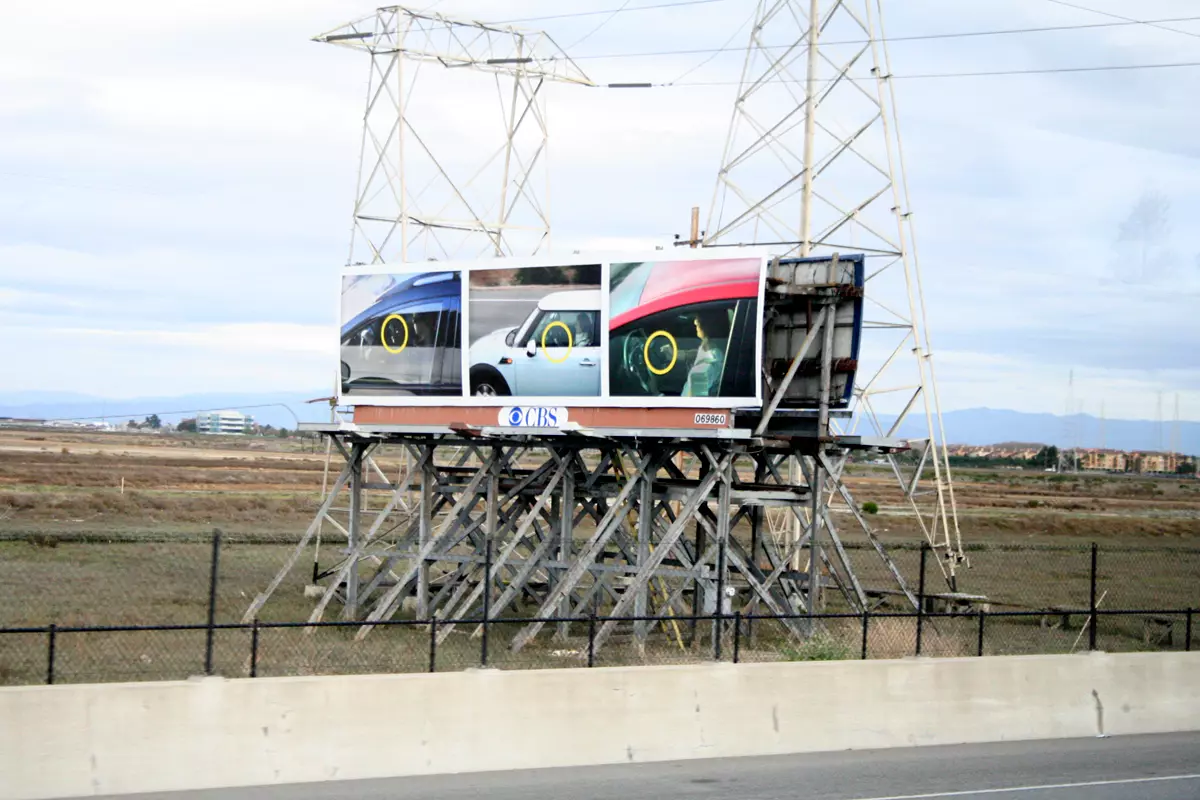 Téks Nalika Nyetir Di San Fransisco Sareng Anjeun Bisa Ditungtungan Dina Billboard