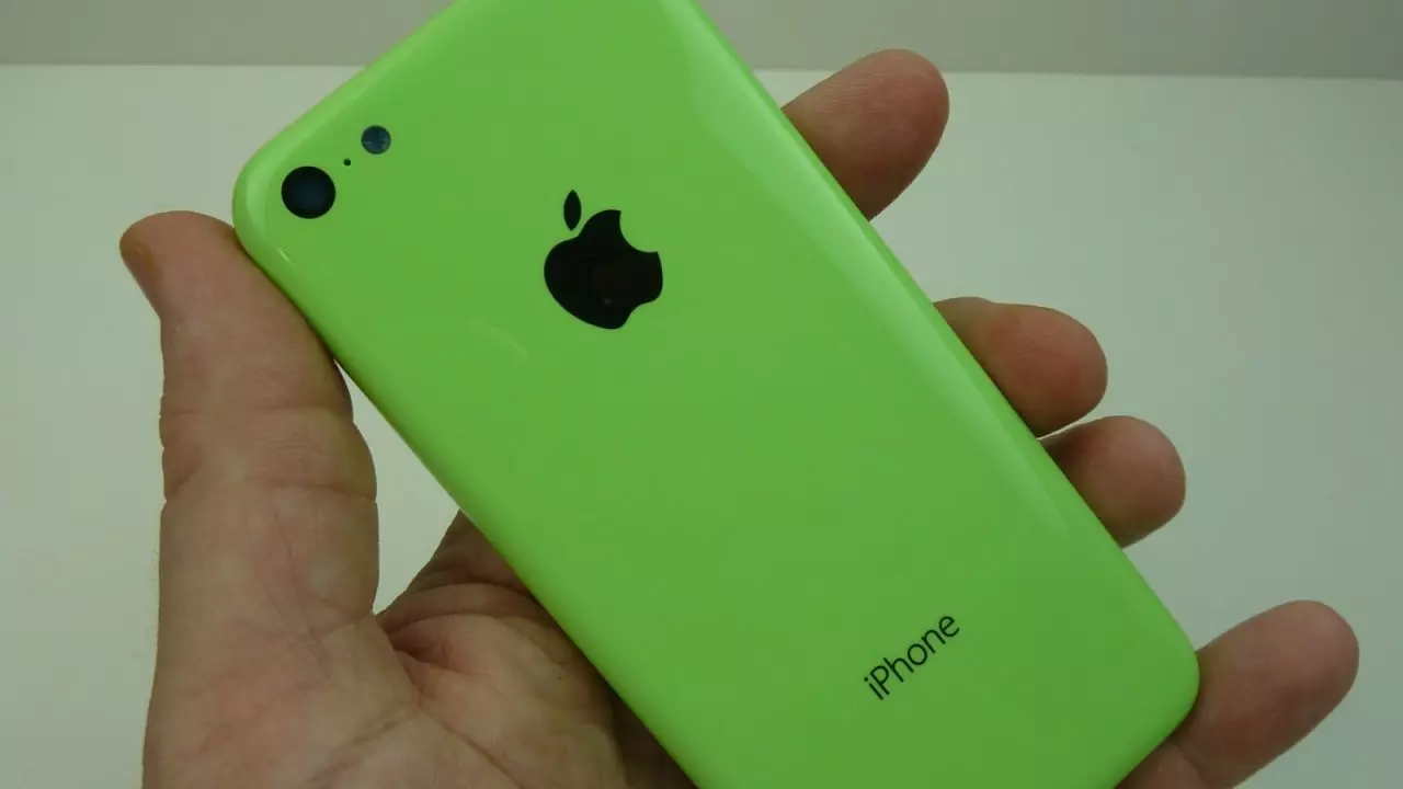 Это может быть наш первый взгляд на красочный бюджетный iPhone