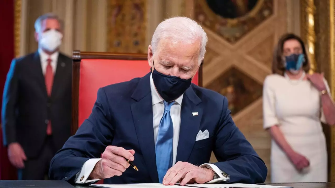 Joe Biden sta rimettendo gli Stati Uniti nell'accordo di Parigi. Ecco cosa viene dopo.
