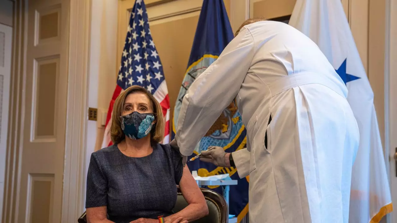 Speaker DPR Nancy Pelosi (D-CA) nampi vaksinasi covid-19 anu ditembak ku dokter Brian Monahan, dokter anu ngahadiran Kongrés Amérika Serikat, di kantorna di Washington, D.C., dina 18 Désémber 2020.
