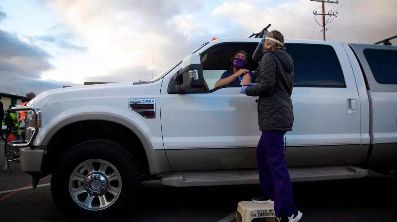 Др Брет Фреи, лекар хитне помоћи, разговара са медицинском сестром из камиона након што је примила прву дозу вакцине Пфизер/БиоНТецх цовид-19 по одобрењу за хитну употребу на локацији за вакцинацију од компаније Реновн Хеалтх 17. децембра , 2020. у Рину, Невада.