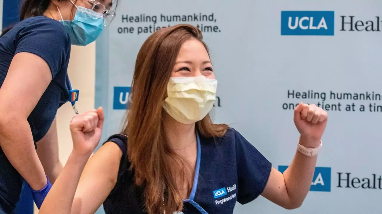 Pielęgniarka Nicole Chang świętuje po otrzymaniu jednego z pierwszych zastrzyków szczepionki Covid-19 w Ronald Reagan UCLA Medical Center w Westwood w Kalifornii 16 grudnia 2020 r.