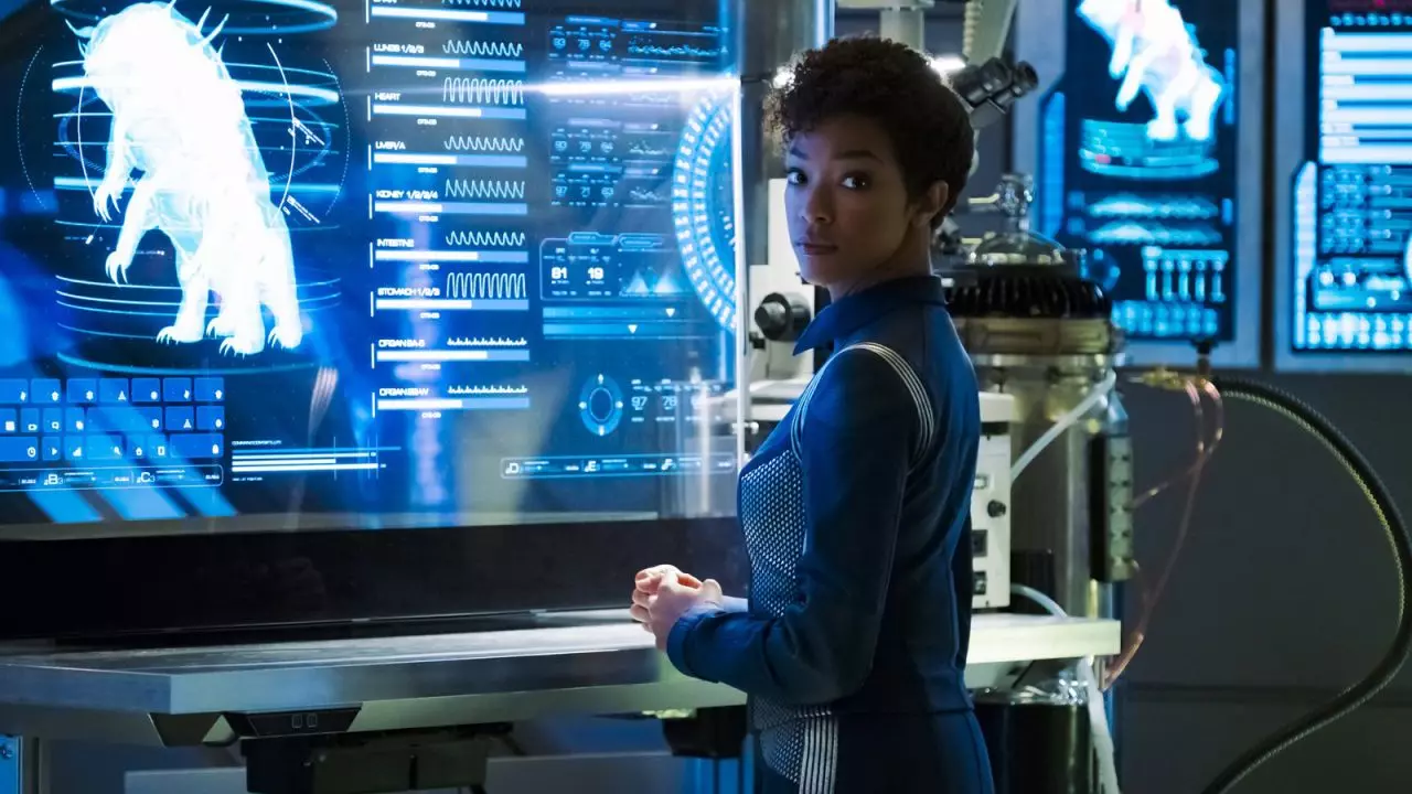 În Star Trek: Discovery, Burnham este rupt între cele două principii ale Flotei