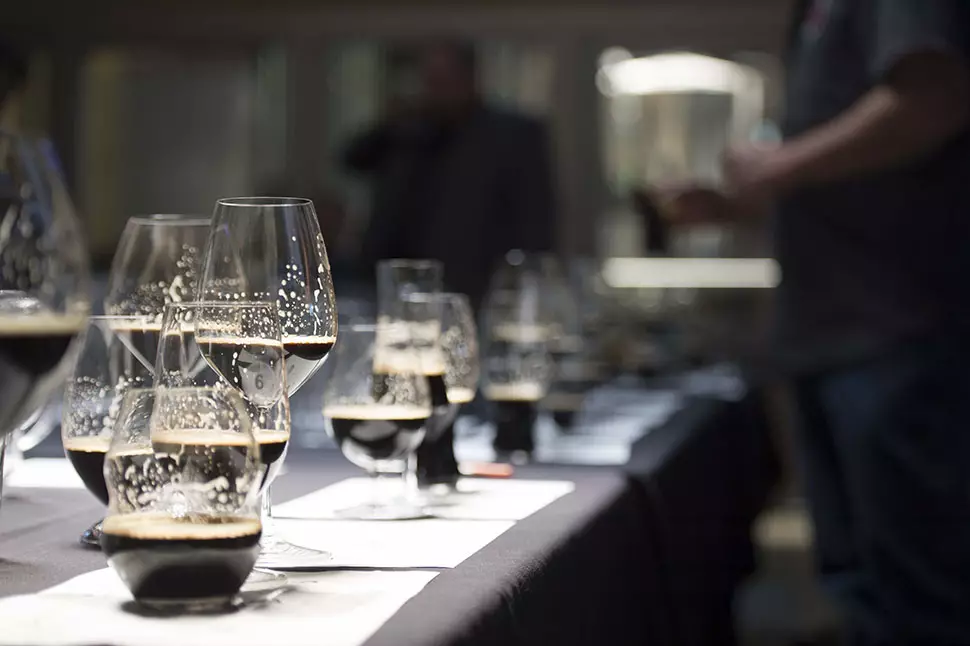 Happy Hour: Dünyanın En Büyük Kalın Bardağı ile Koyu Bira Hafta Sonu