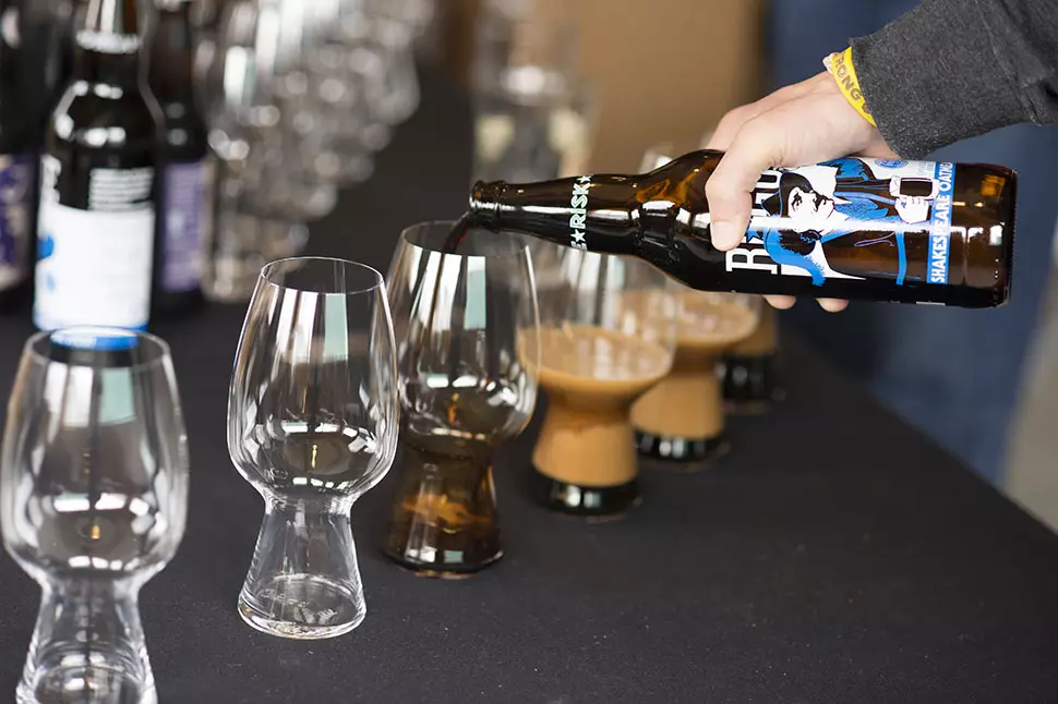 ハッピーアワー：世界最大のスタウトグラスを使ったダークビールの週末