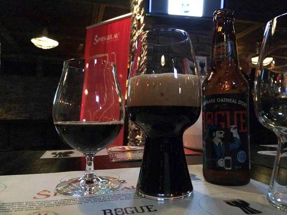 Happy Hour: 'n Naweek van donker bier met die wêreld se grootste stoutglas