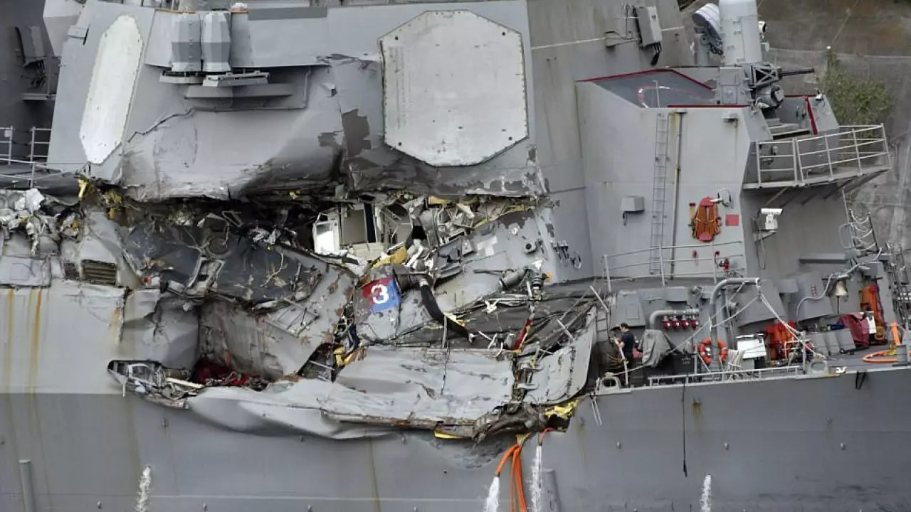 Dlaczego katastrofa niszczyciela, która zabiła siedmiu amerykańskich marynarzy, nie ma sensu