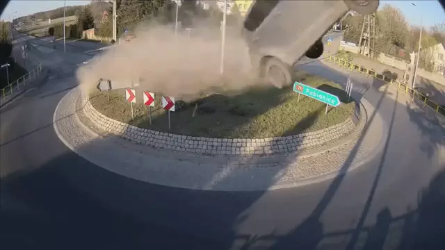 Gledajte kako Suzuki Swift skače u zrak kao jebeni mlaznjak iznad kružnog toka