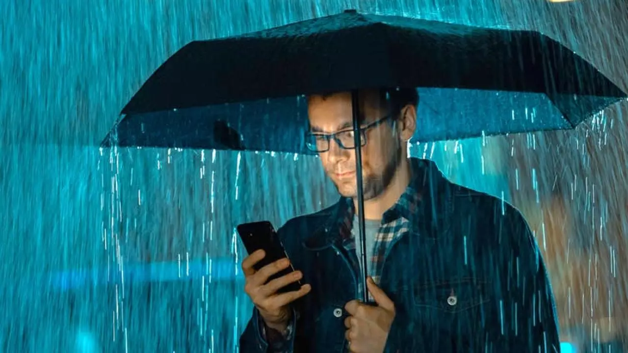 Hogyan befolyásolhatja internetkapcsolatát az eső, a szél, a hőség és más erős időjárás