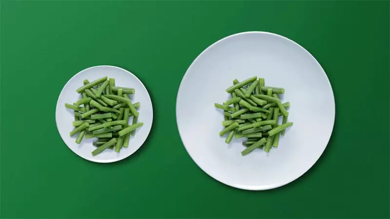 このプレートは、子供たちをだましてより多くの野菜を食べさせるように巧妙に設計されています
