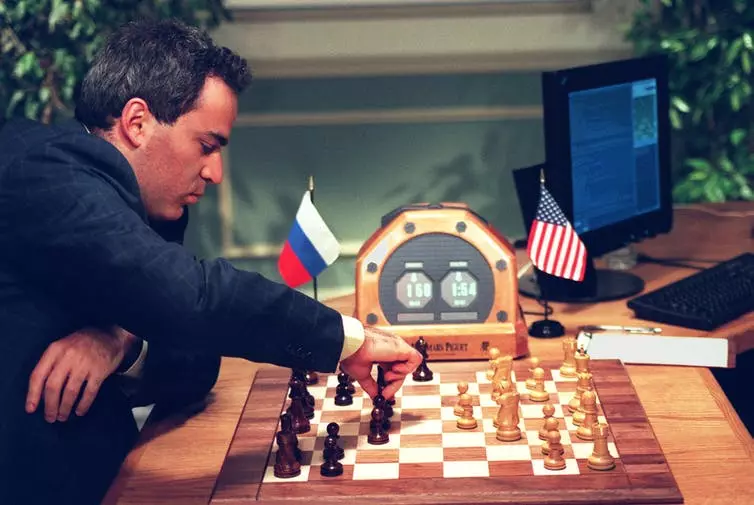 Kasparov nun taboleiro de xadrez sen ningunha persoa enfrente