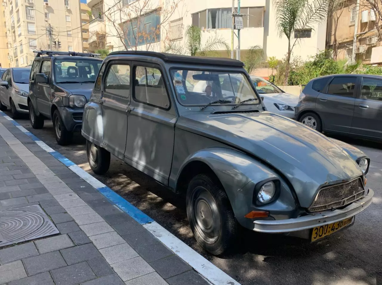 Suíonn beirt Citroëns Tel Aviv Trí Glasú