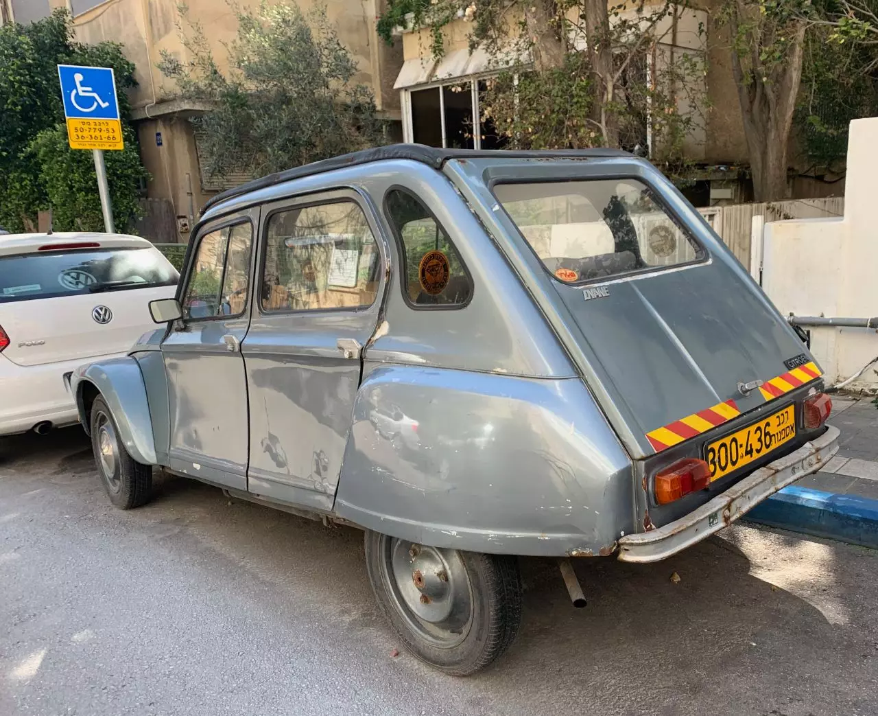 Tel Aviv Citroëns දෙකක් Lockdown හරහා වාඩි වී සිටිති