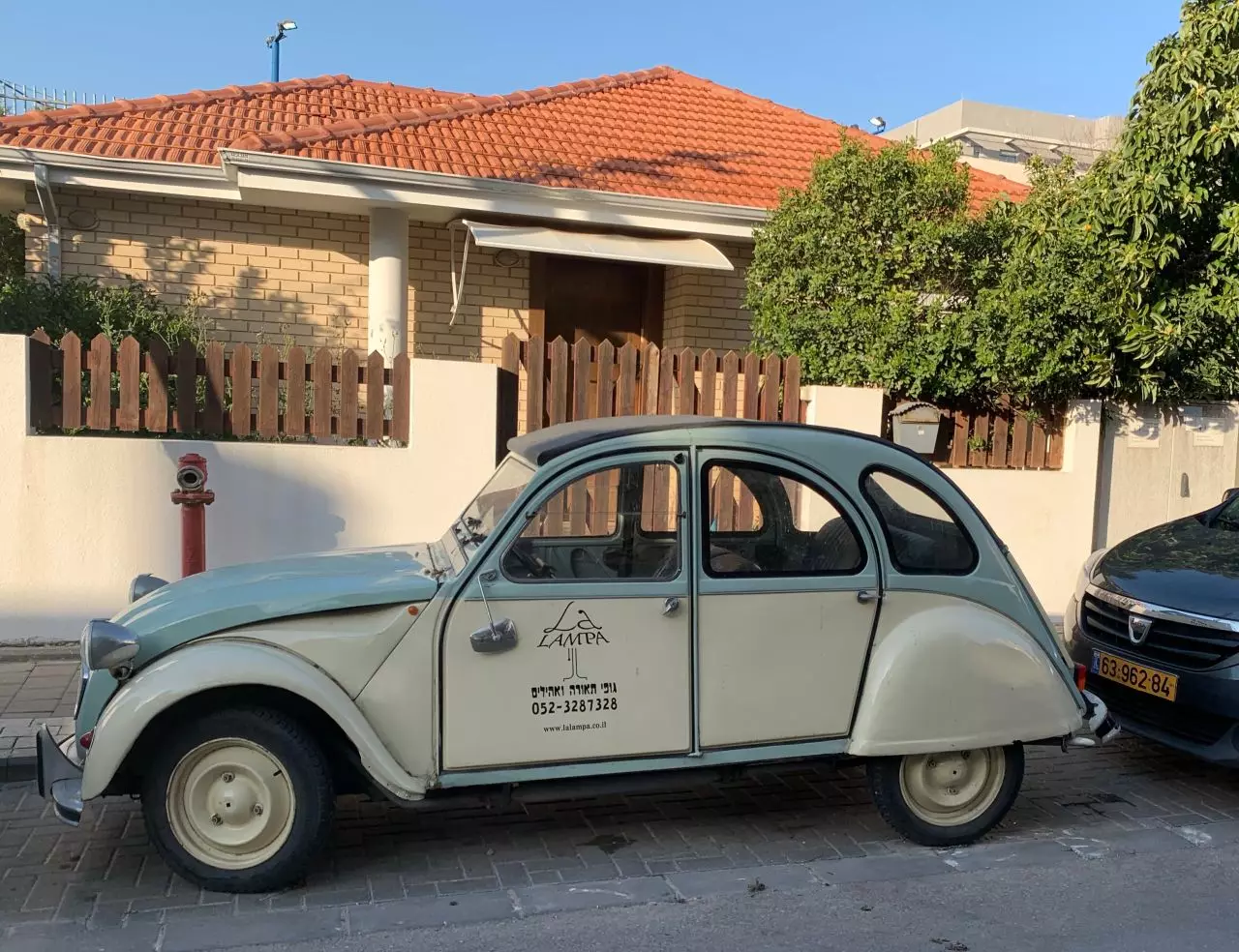 Du Tel Avivo „Citroën“ sėdi per užrakinimą