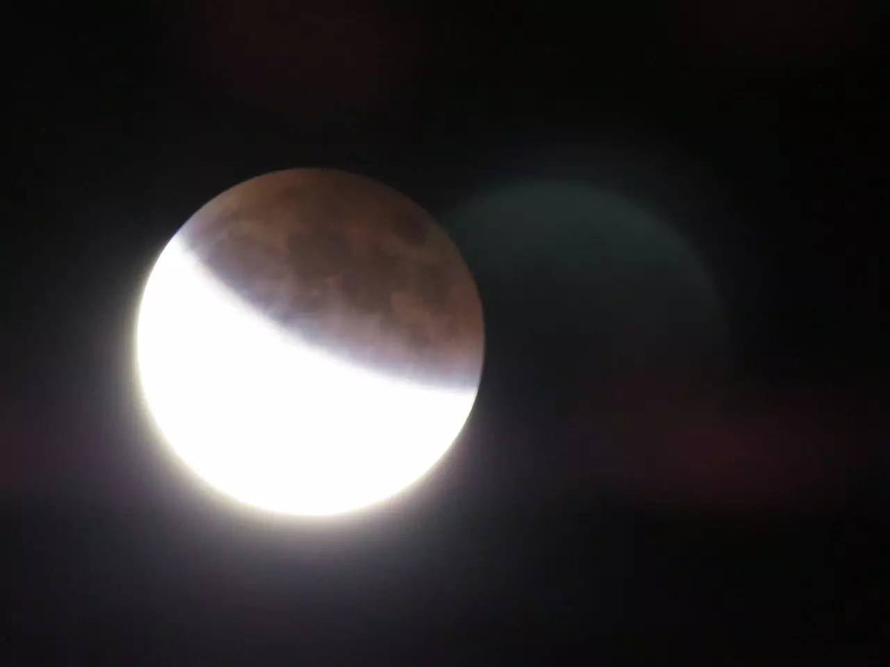 34 erstaunliche Fotos vom Super Blood Moon