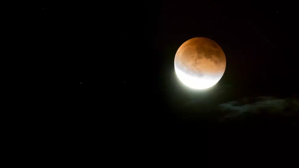 34 incredibili foto della Super Luna di Sangue