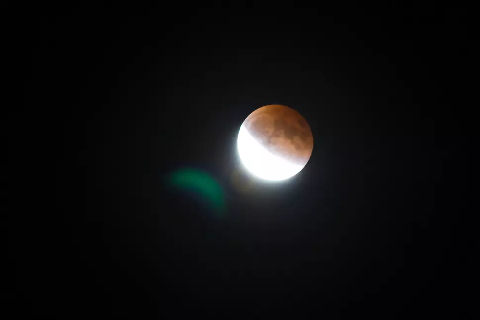 34 upeaa valokuvaa Super Blood Moonista