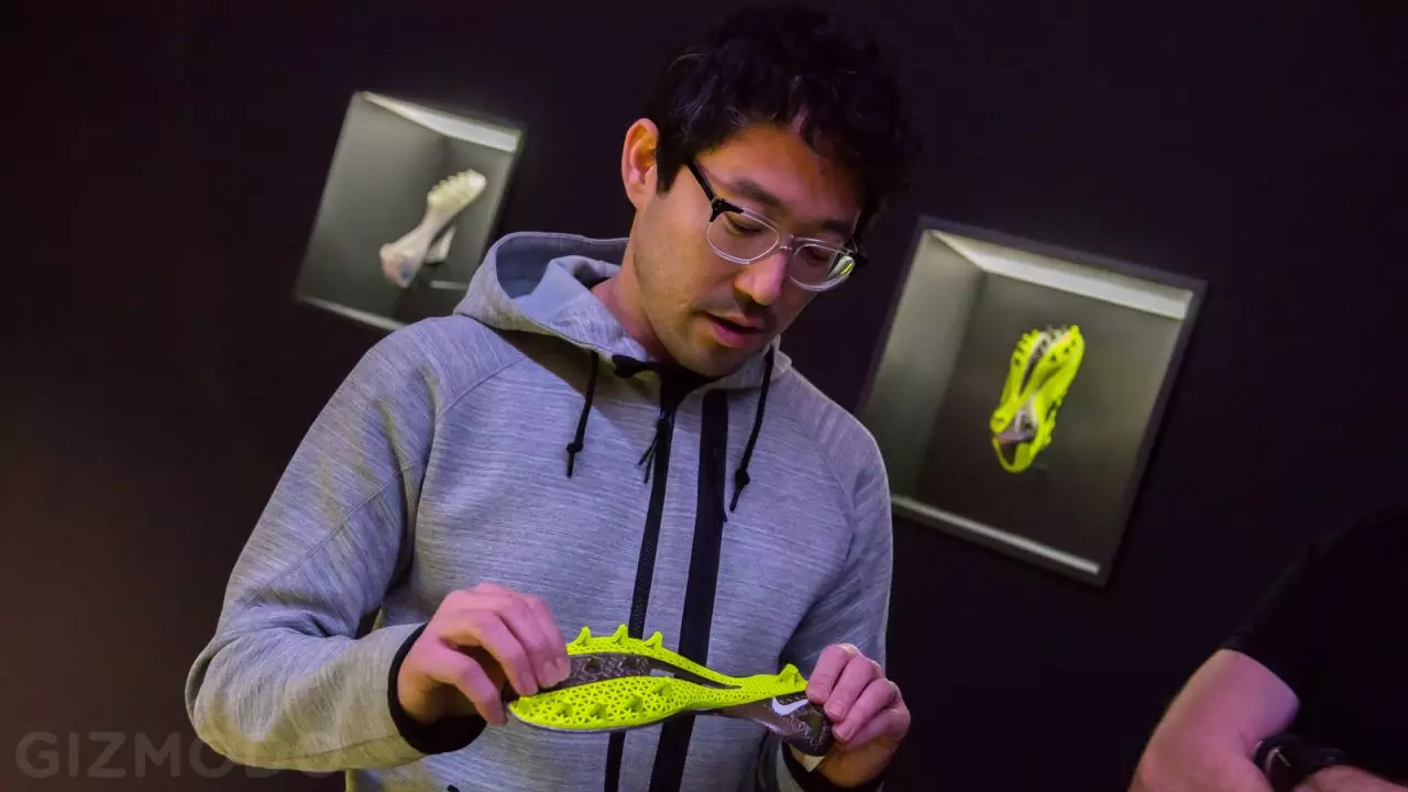 Bagaimana Pencetakan 3D Supercharged Nike Super Bowl Cleat Baru