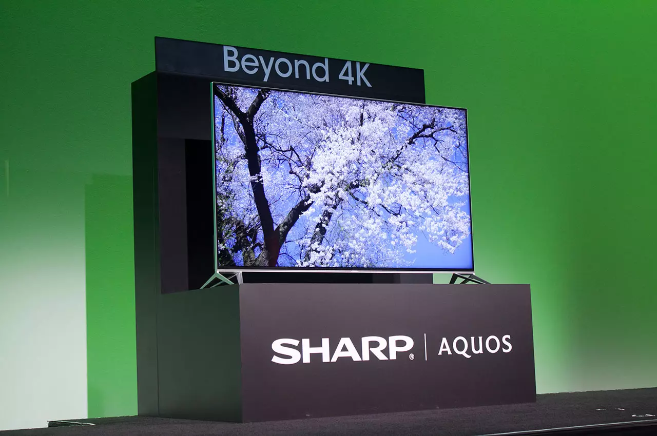 Sharp's 80-inch Beyond 4K Ultra HD TV පික්සල වලින් පිරී ඇත