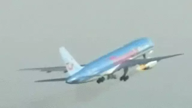 क्या होता है जब एक ड्रोन एक विमान से टकराता है?