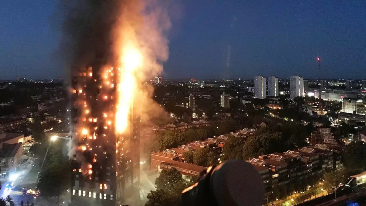 Како алуминиумската обвивка може да влијаела на пожарот во смртоносната кула во Лондон