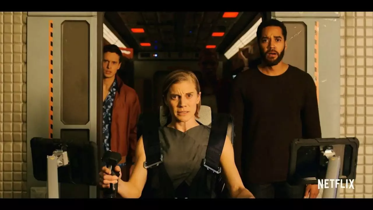 „Netflix“ seriale „Kitas gyvenimas“ vaidino „Battlestar Gallactica“ aktorė Katee Sackhoff, tačiau to nepakako, kad 2022 m. išgyventų vidutinius kritinius įvertinimus. (Nuotrauka: „Netflix“)