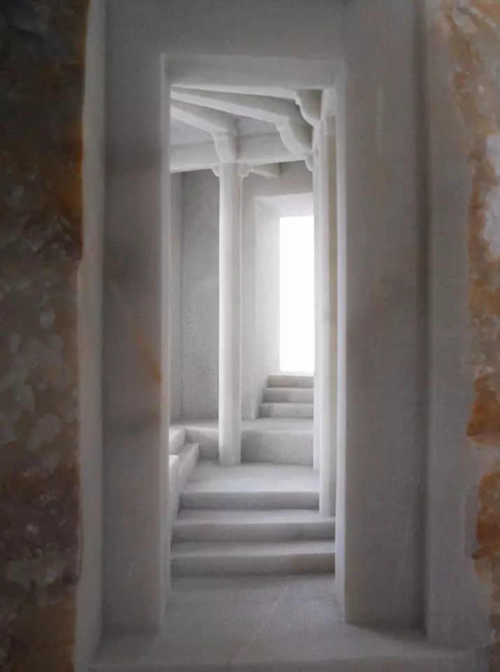 Fantastiese beeldhouwerke onthul versteekte tempels en kastele binne-in rotse