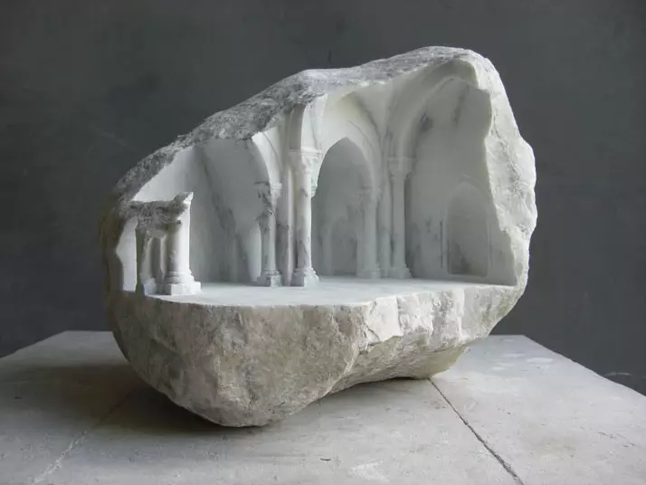 Fantastiese beeldhouwerke onthul versteekte tempels en kastele binne-in rotse