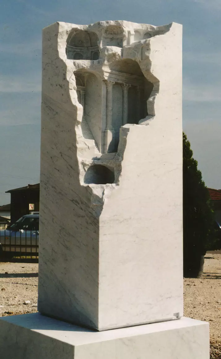 Гаҗәп скульптура яшерен гыйбадәтханәләрне һәм кыялар эчендәге сарайларны ачып бирә