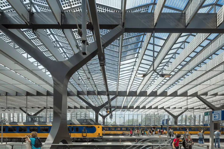 Роттердамдын супер эффективдүү жаңы поезд терминалынын ичинде