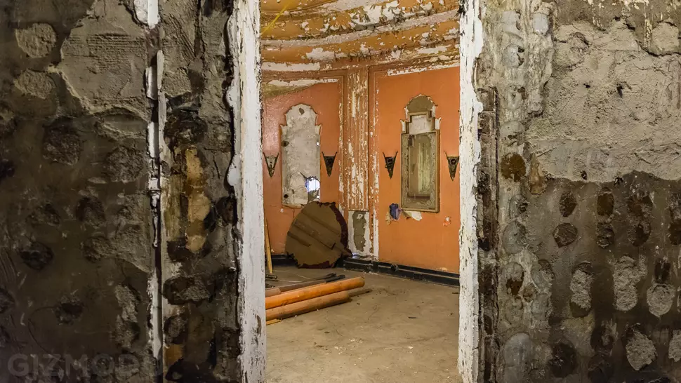 सिनेमाको ग्लैमरस मन्दिरको पुनर्स्थापना भित्र