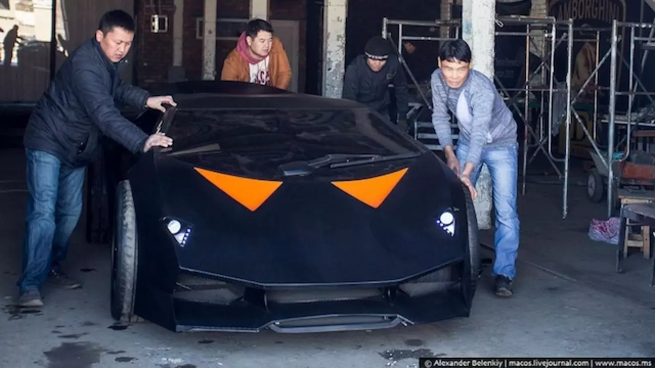 Dizze jonges makken in $ 2 miljoen Lamborghini mei mar $ 15,000 en in Volvo