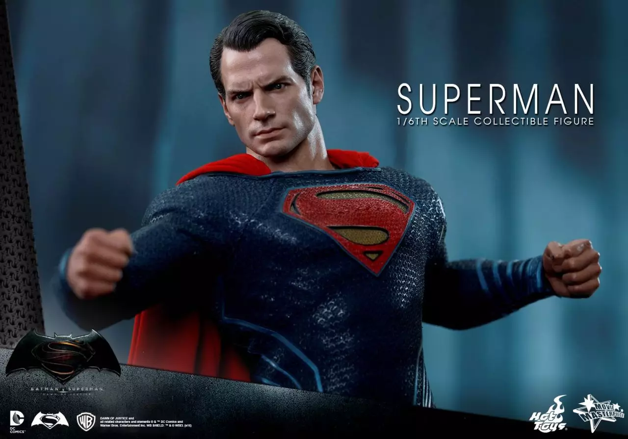 Gigantiske halser og strenge utseende florerer av Hot Toys' Batman V Superman-figurer