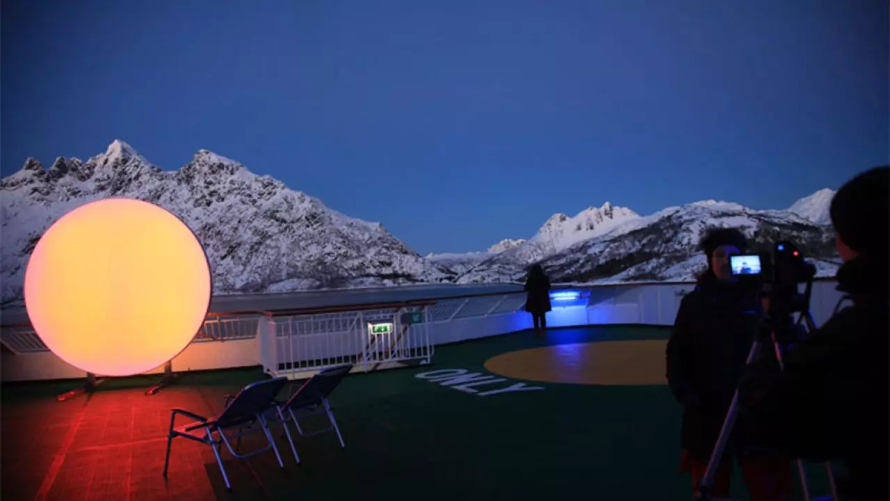 Patung Hipnotis Ini Adalah Matahari Pengganti Selama Musim Dingin Kutub Utara yang Panjang