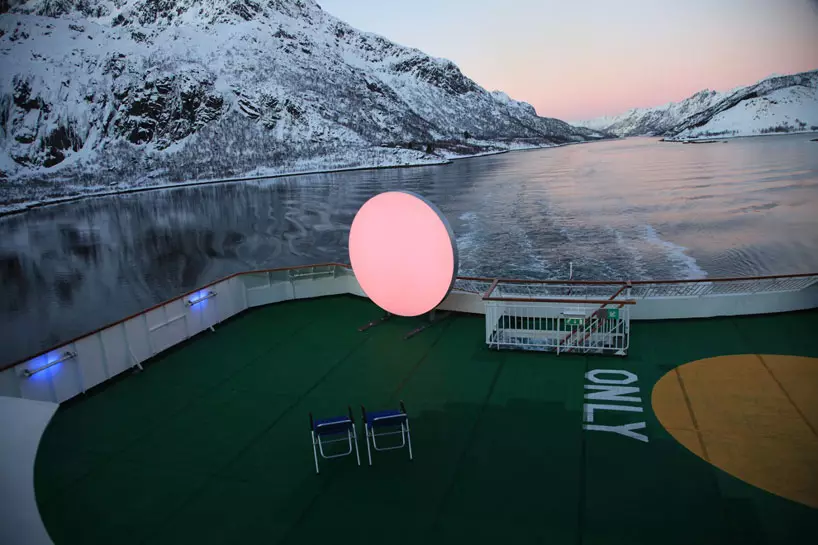 این مجسمه هیپنوتیزمی جایگزین خورشید در زمستان های طولانی قطب شمال است