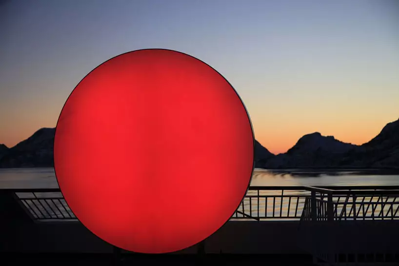 Эта гипнотическая скульптура заменяет солнце во время долгих арктических зим