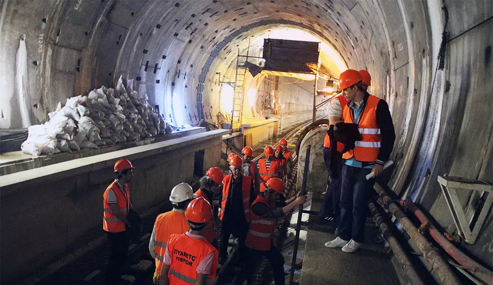 Munduko itsaspeko tunel sakonena bi kontinente elkartzen da