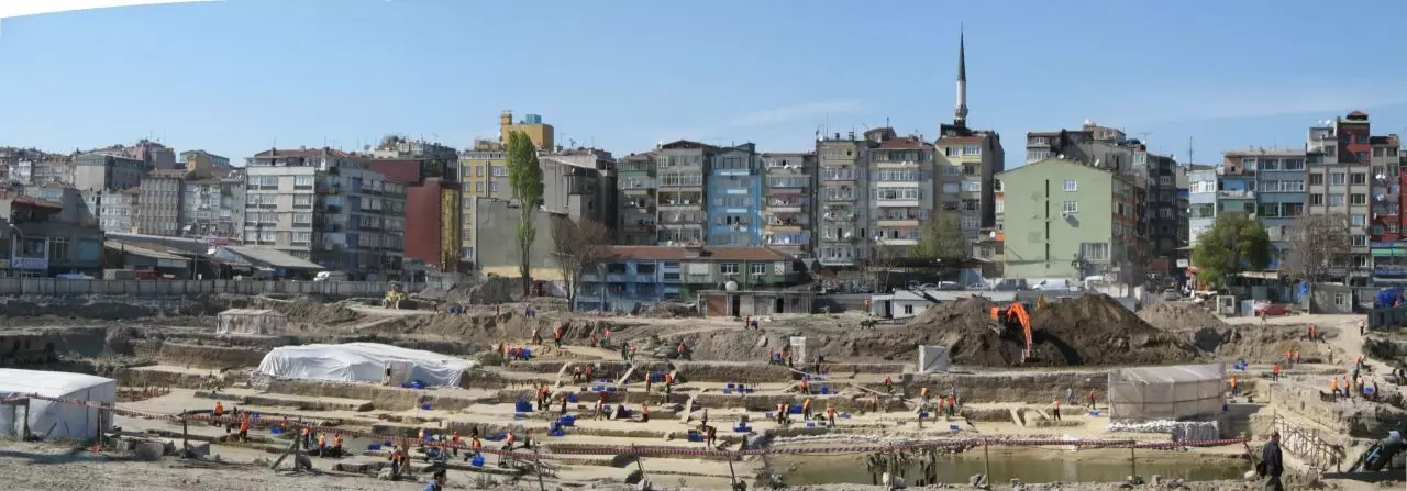 Munduko itsaspeko tunel sakonena bi kontinente elkartzen da