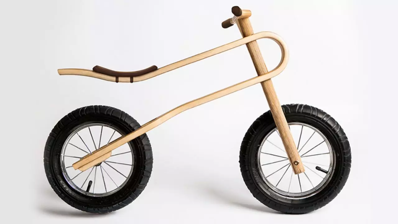 Kinder werden immer eine bequeme Fahrt auf diesem kurvigen Sperrholz-Laufrad haben