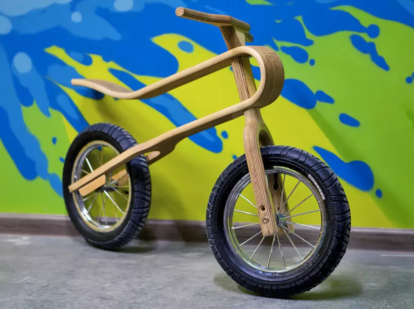 Ang mga Bata Kanunay Adunay Komportable nga Pagsakay Niining Curvy Plywood Balance Bike
