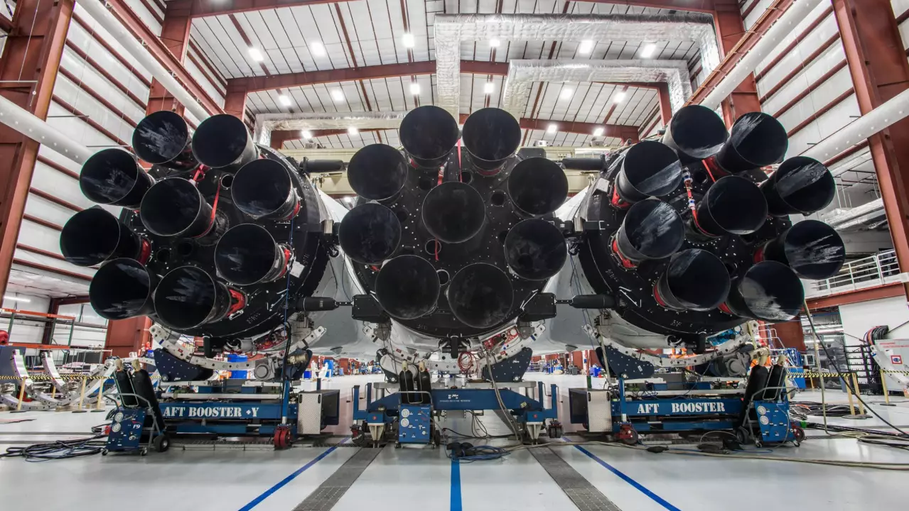 Cette photo signifie-t-elle qu'Elon Musk est sérieux quant à l'envoi de sa Tesla personnelle dans l'espace ?