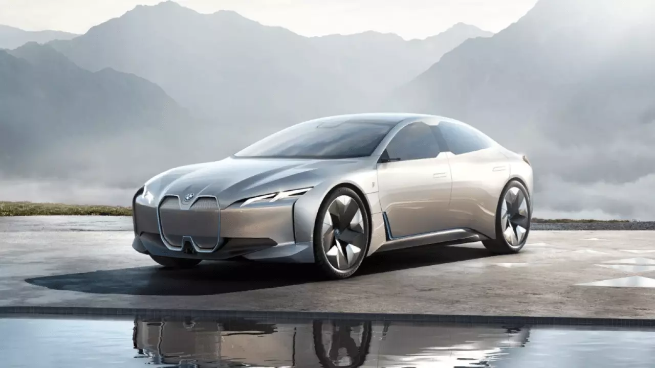 BMW는 전기 자동차로 안전하게 플레이하고 있으며 개발 책임자는 이에 대해 사과하지 않습니다
