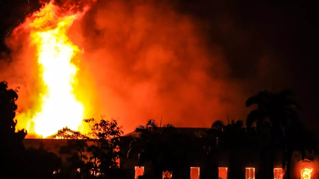 Flames Engulf Brazil's National Museum, ferneatiget massive kulturele en wittenskiplike kolleksje