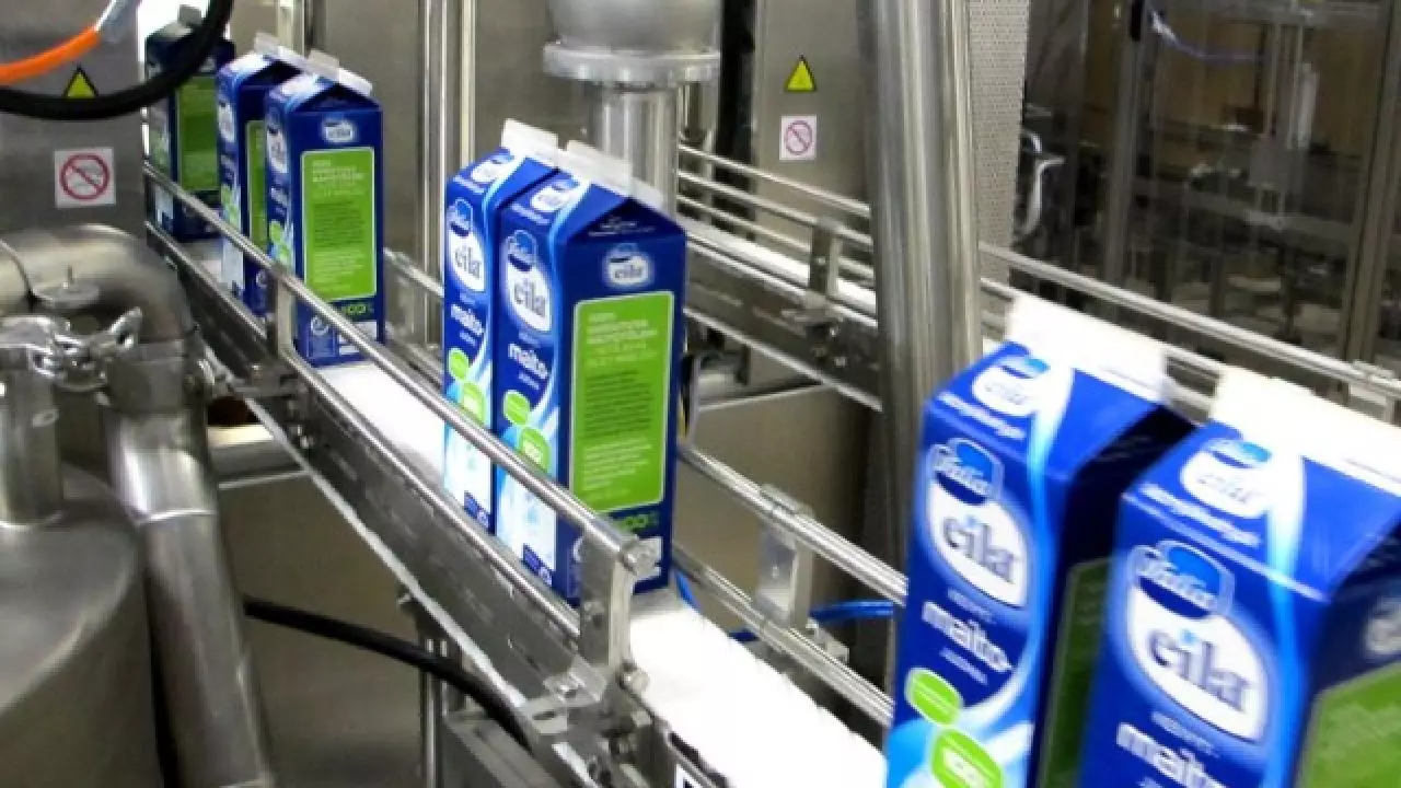 A primeira caixa de leite de plástico totalmente à base de plantas está agora nas prateleiras