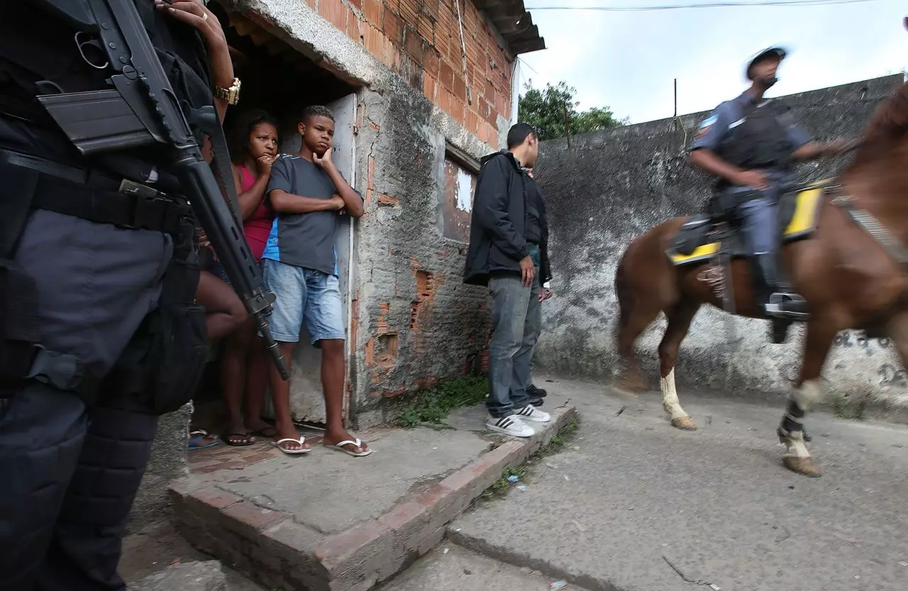 Ṣe Ọna Fun Awọn Olimpiiki: Iyọkuro Paramilitary Ti Awọn Slums Rio