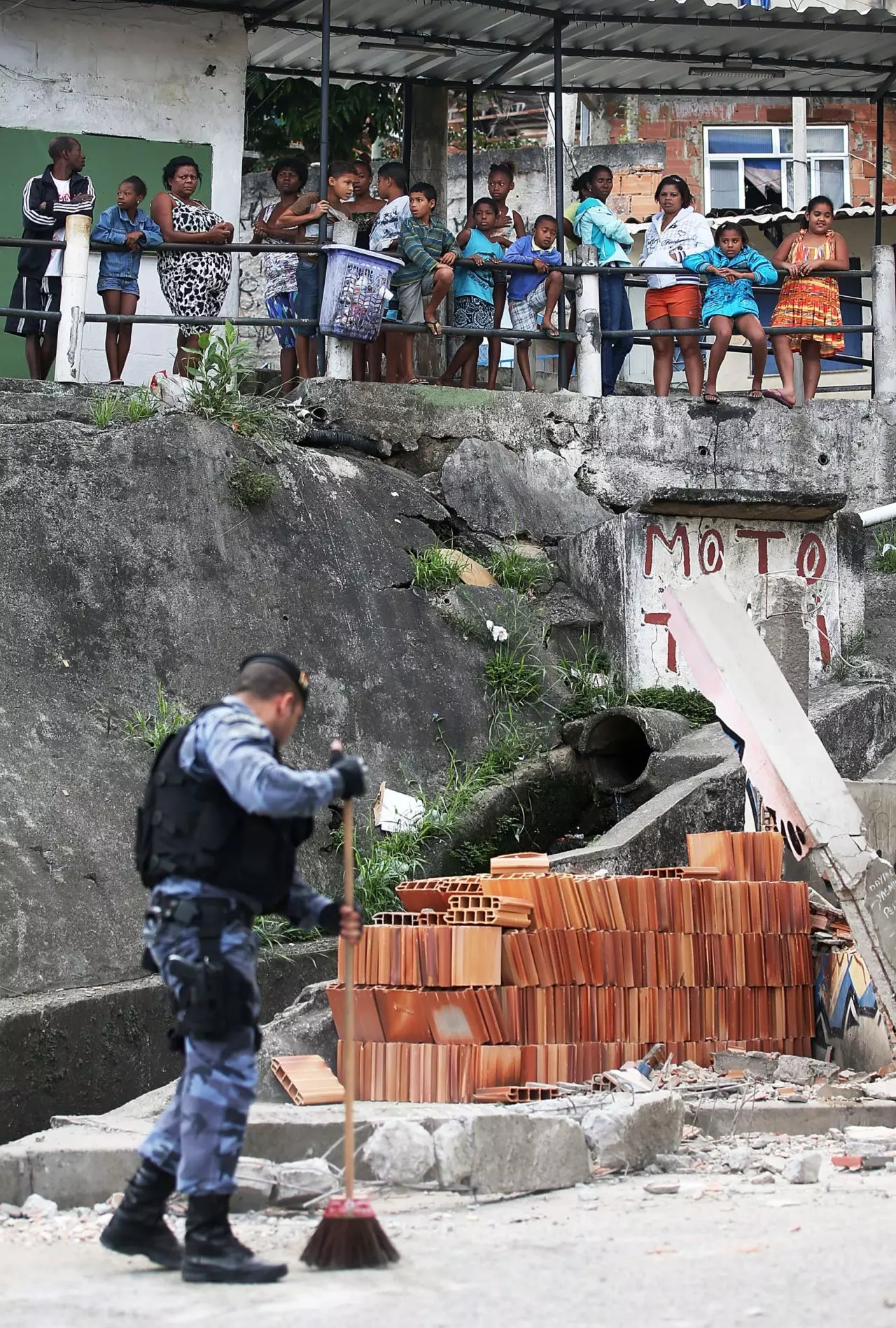 Meitsje plak foar de Olympyske Spullen: De paramilitêre opheffing fan 'e sloppenwyk fan Rio